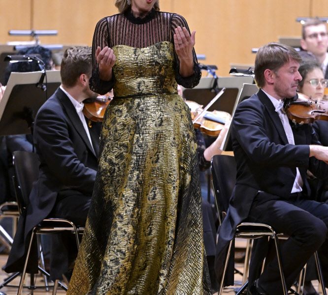 Elina Garanca springt bei Eröffnungspremiere von "Parsifal" ein ...