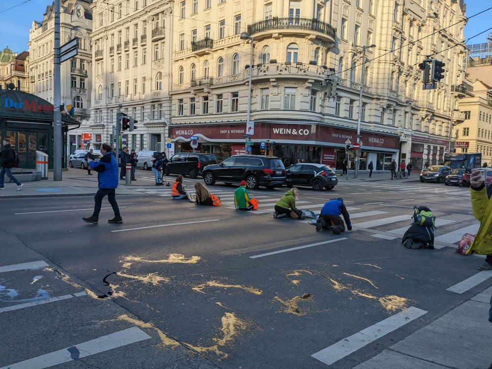 Welche Mittel die Klimakleber für ihre Aktionen wählen - Wien - derStandard.at › Panorama