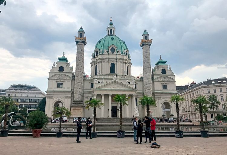 Rund 150 Teilnehmer bei Demo gegen Platzverbot auf dem Wiener ...