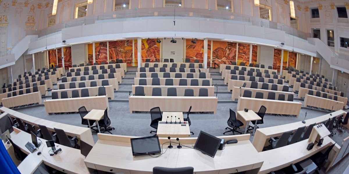 Jetzt haben alle Abgeordneten ihren Sitzplatz im Parlament - Parlament ...