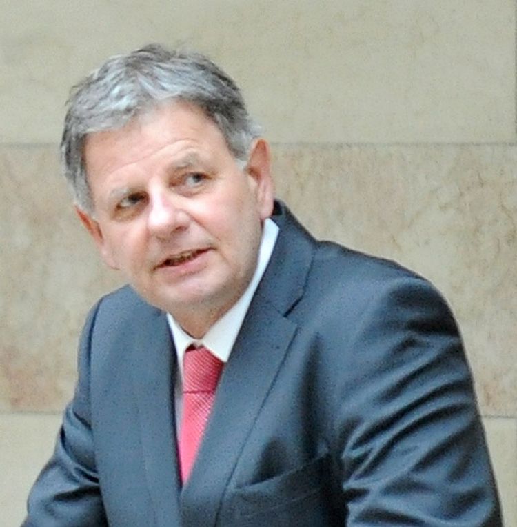 Promi-Anwalt und Strafrechtsexperte im Visier der Justiz - Banken ...