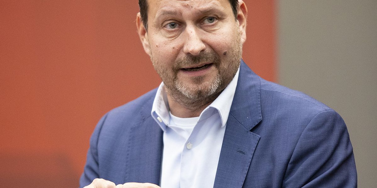 Alexander Hofer als ORF-Direktor im schwarz-blau regierten ...