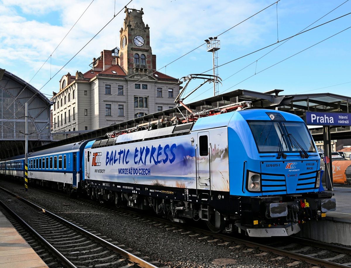 Der neue Baltic Express rollt gemächlich durch Tschechien und Polen an ...