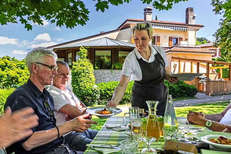 Unterwegs mit Lamborghini und Rolls-Royce: Leistung, Luxus, dünne Luft ...