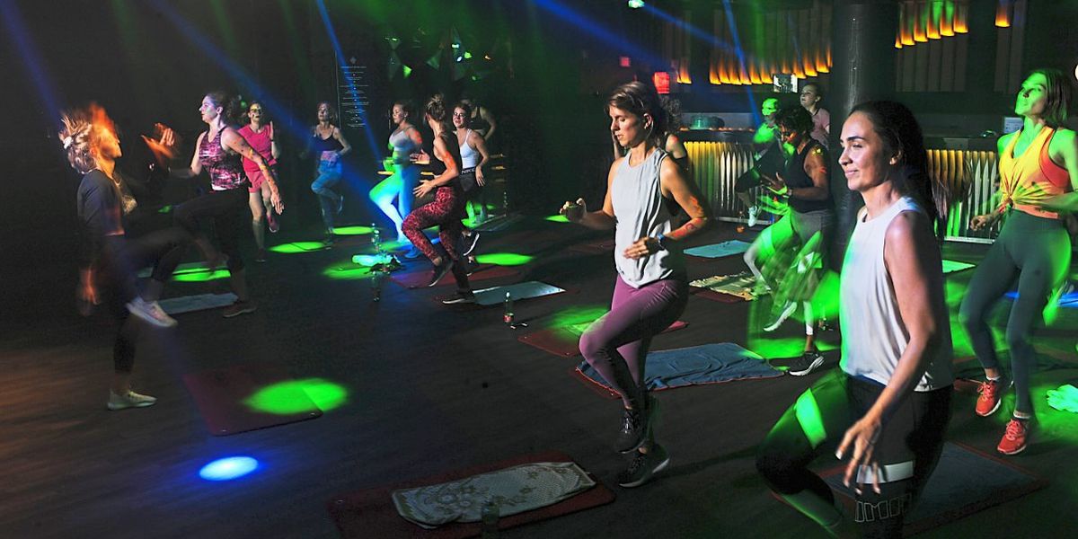 Push-ups und Party: Ein Workout auf der Tanzfläche - Lifestyle ...