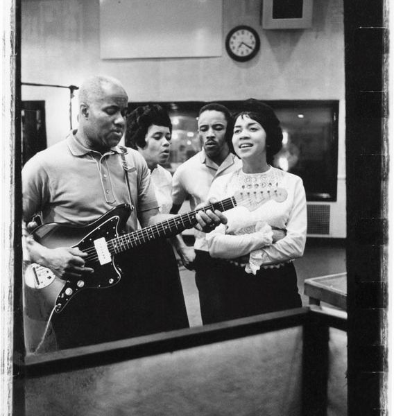 The Staple Singers: Eine nervöse Gitarre und Blues im Gospelgewand ...