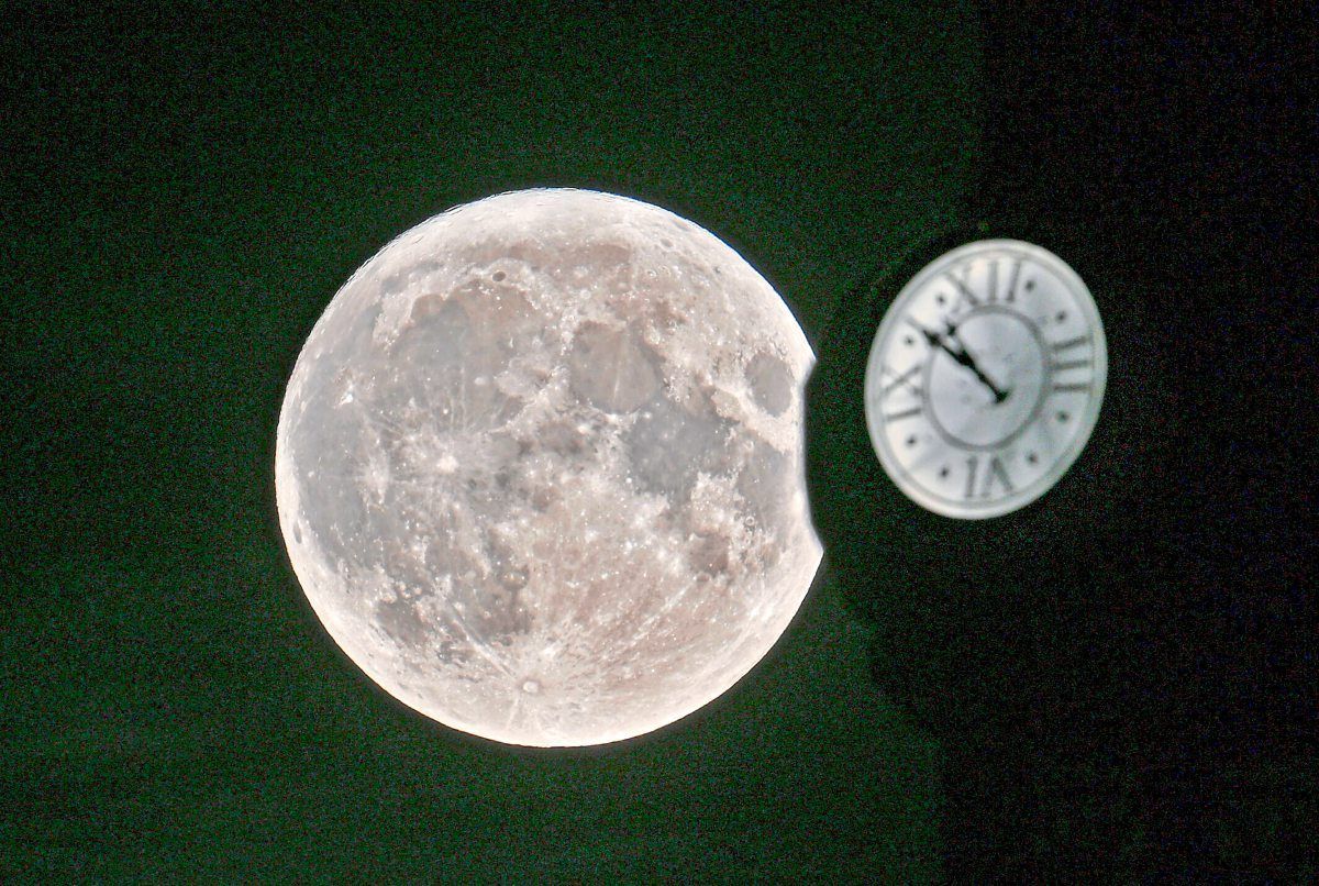 Einsteins Theorie erklärt, wieso Uhren auf dem Mond schneller laufen ...