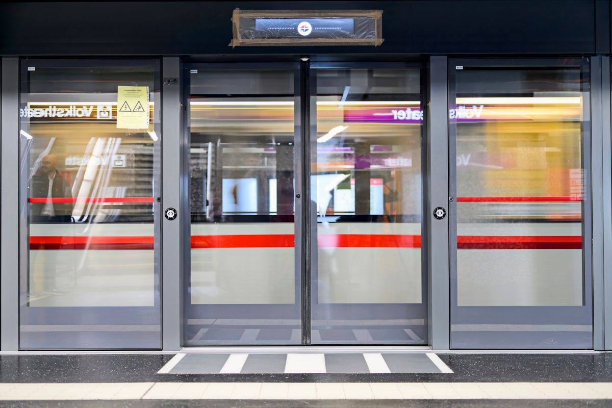 "U-Bahn-Surfer" weiter in Lebensgefahr, Verkehrsbetriebe warnen vor Gefahren - Panorama ...