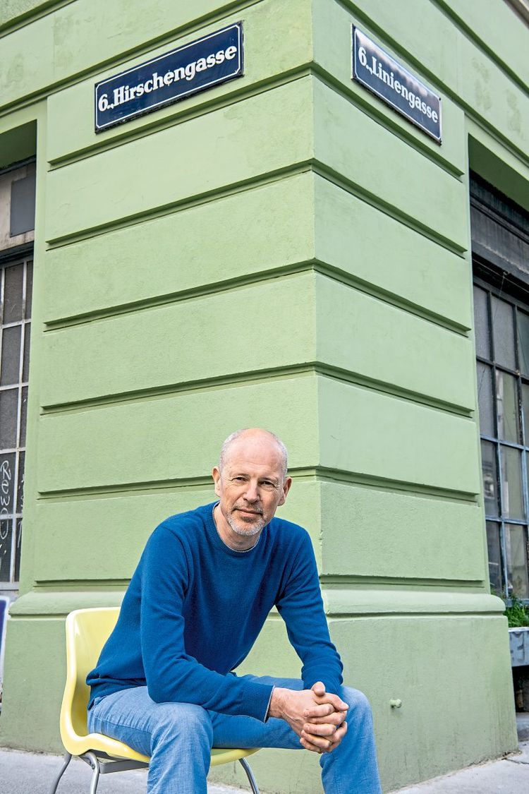 Grafikdesigner Erwin K. Bauer: "Die Schrift des Straßenschilds wirkt ...