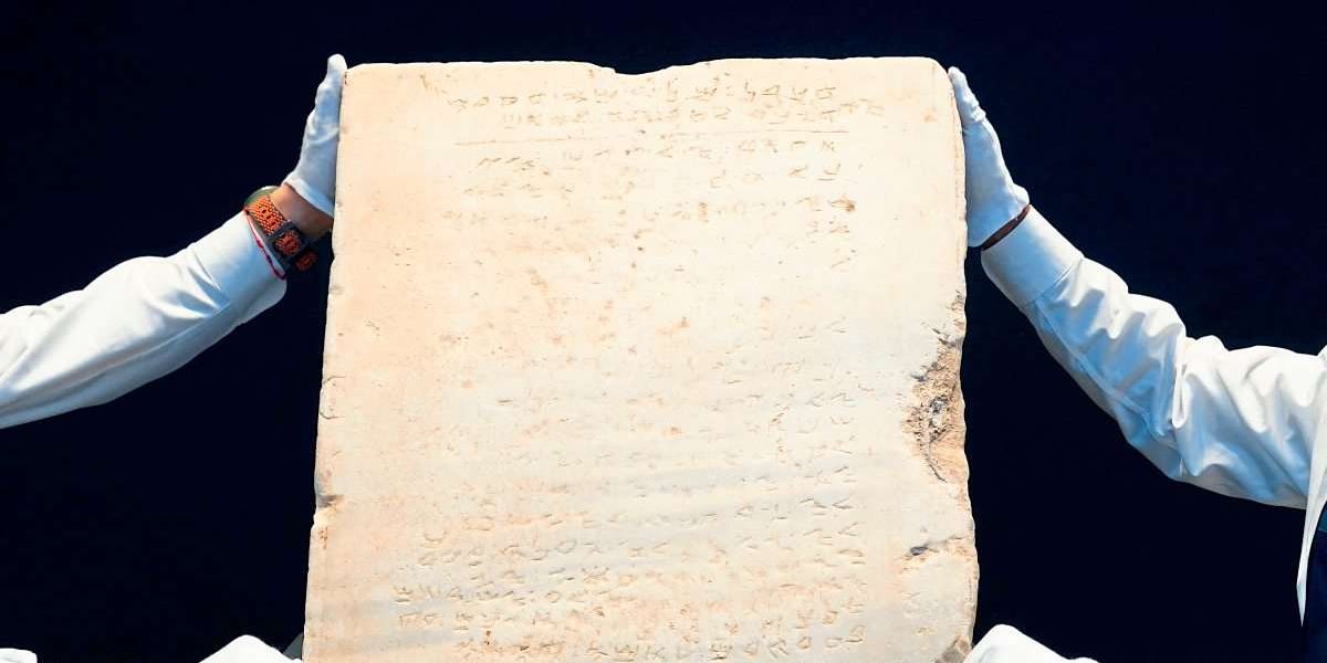 Steintafel mit den Zehn Geboten für fünf Millionen Dollar versteigert ...