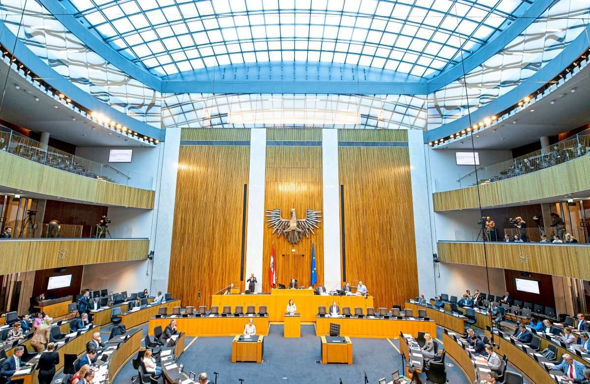 Klimakrise im Parlament: Debatte zwischen "Im Sommer war es immer schon ...