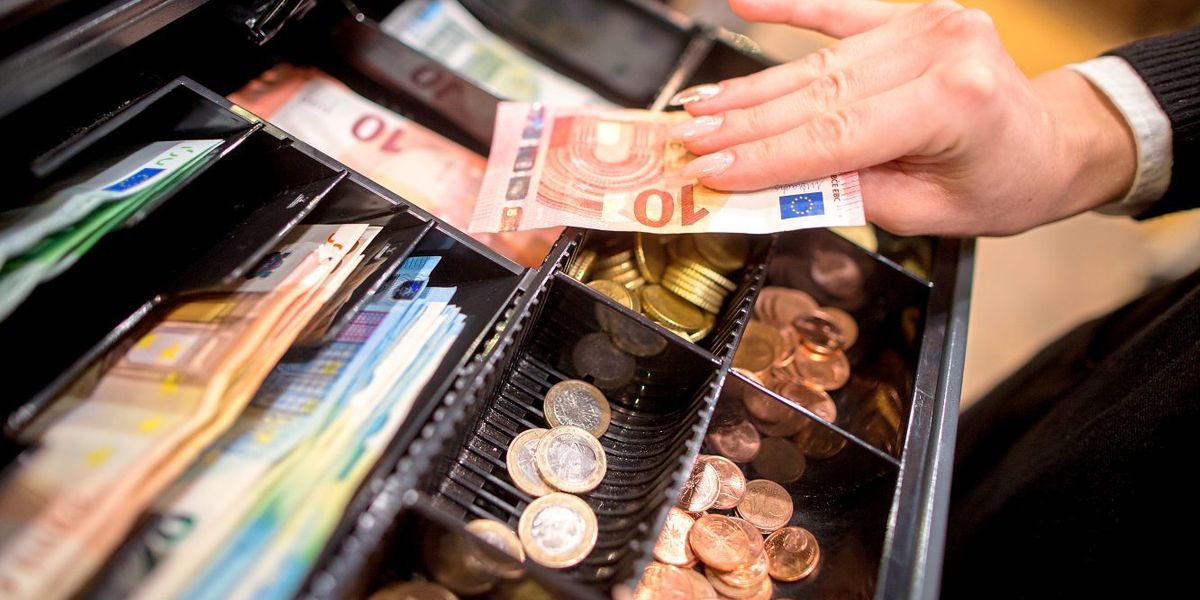 Wie sich Anbieter das Bezahlen in der Zukunft vorstellen - Geld ...