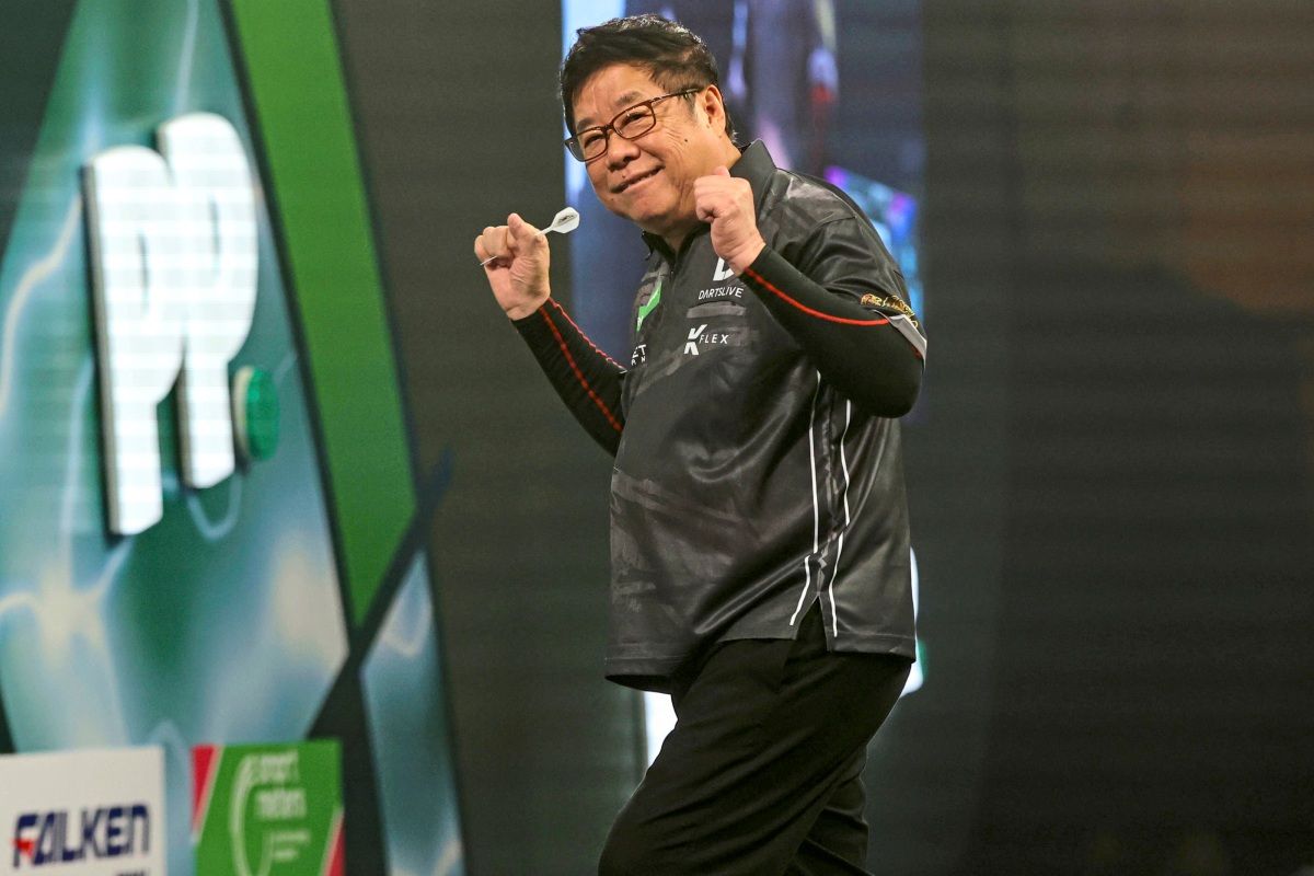 Rekord: Paul Lim gewinnt mit 71 Jahren Auftaktmatch bei Darts-WM ...