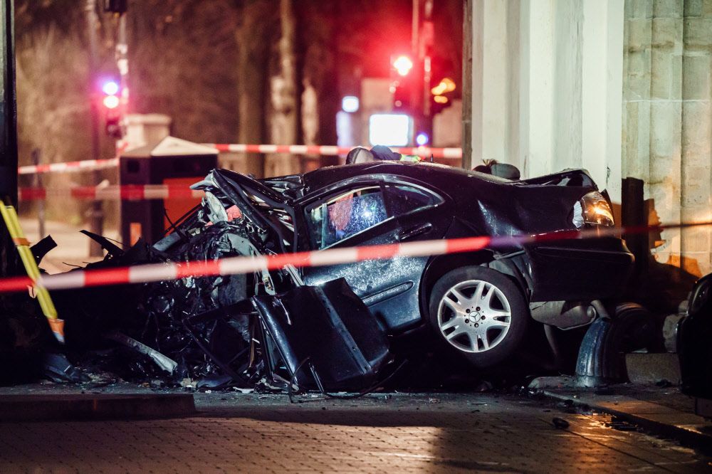 Auto krachte in Brandenburger Tor: Ein Toter bei schwerem Unfall in ...