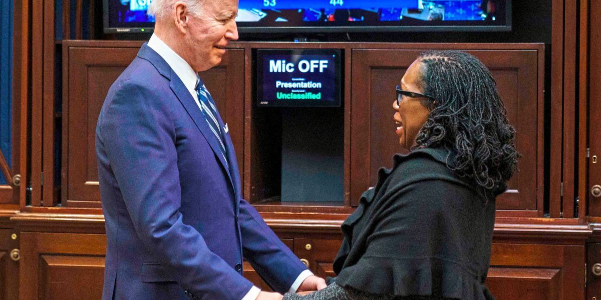 US-Senat bestätigt Bidens Höchstgerichtskandidatin Ketanji Brown ...