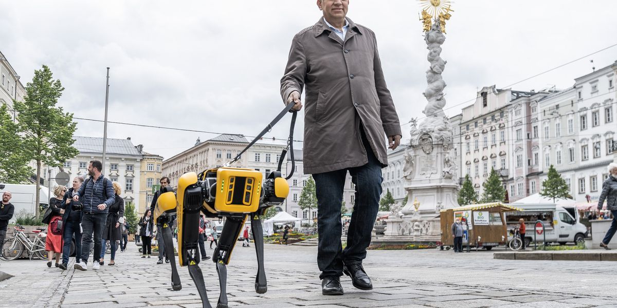 Gassigehen mit Roboter: JKU-Rektor Meinhard Lukas ging mit Spot ...