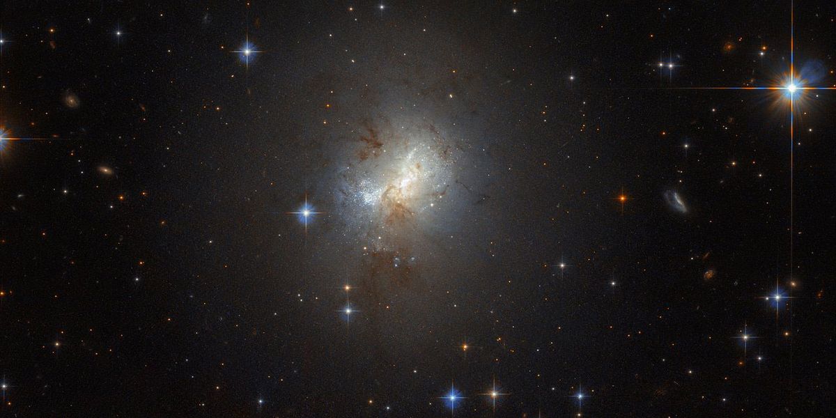 Mini-Galaxie mit unverhältnismäßig großem Schwarzem Loch - Raum ...