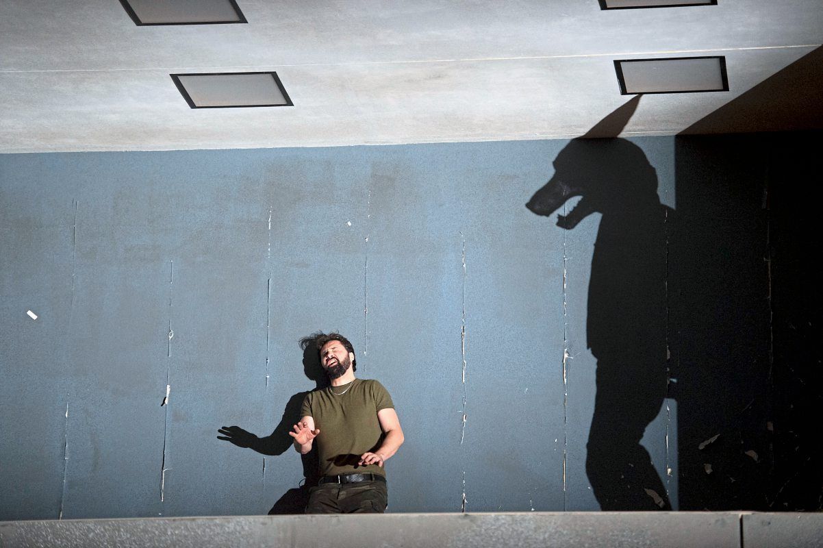 Claus Guth inszeniert "Orlando" als Reise durch ein Soldatenhirn ...