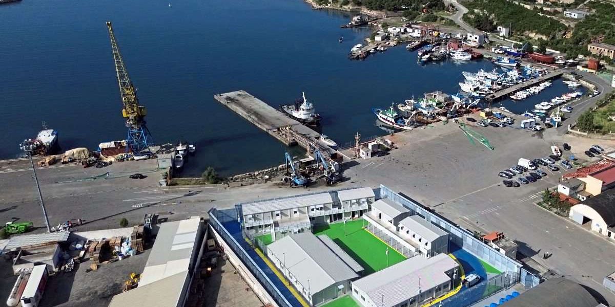 Marineschiff bringt erste Migranten nach Albanien: 16 Männer an Bord ...