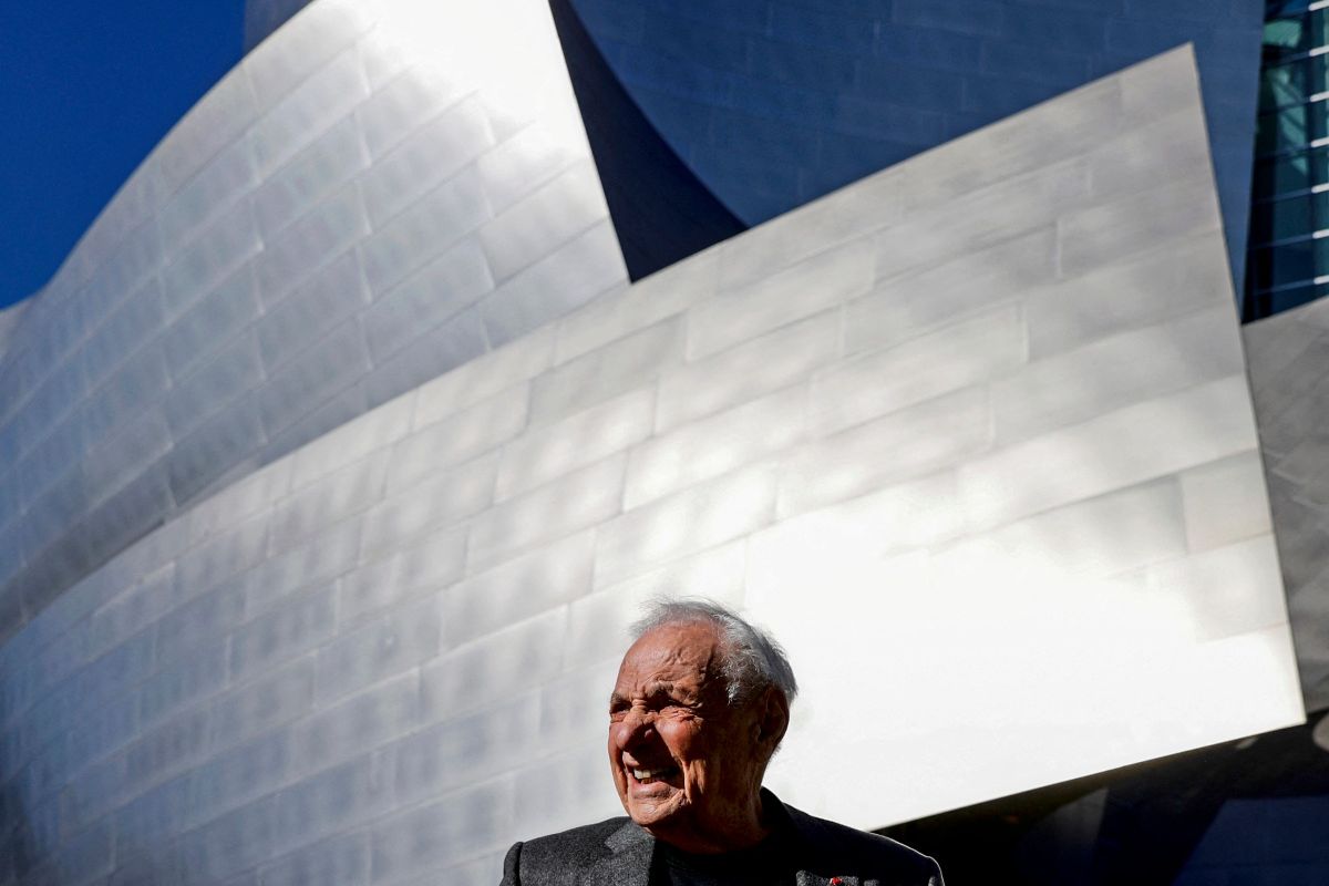 Der Wellen-Reiter: Architektur-Ikone Frank Gehry mit 96 Jahren ...