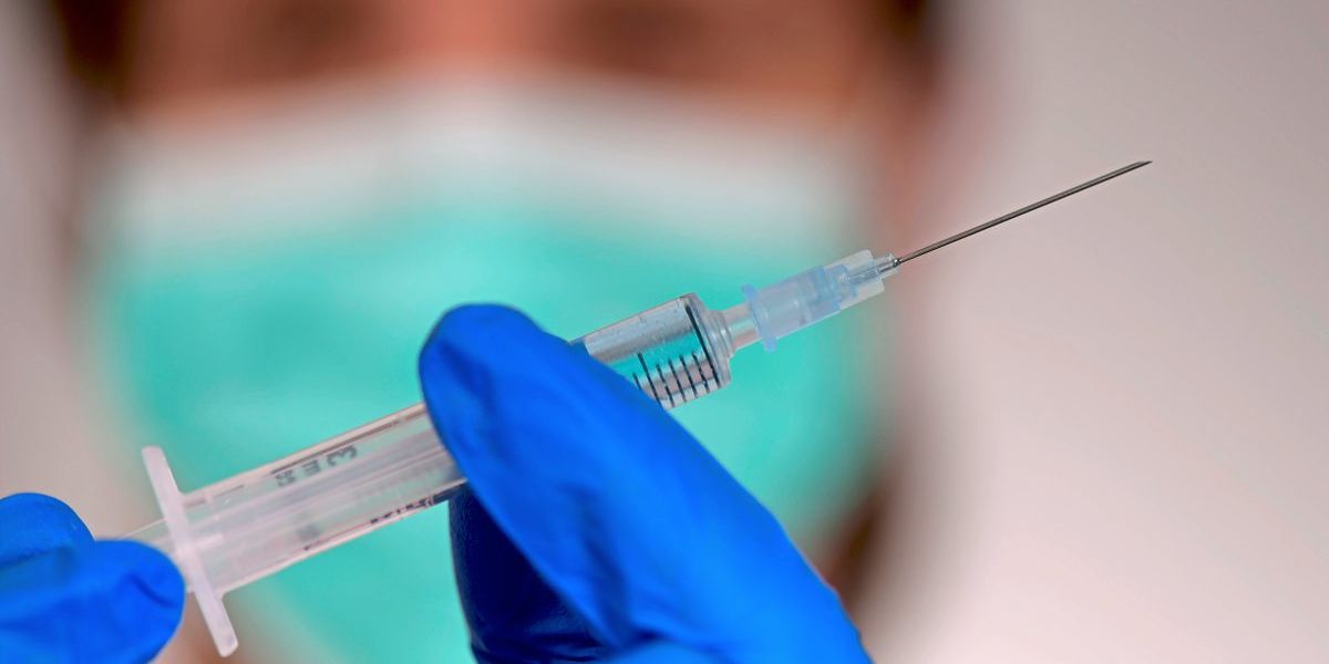 Wie geht es mit den Corona-Impfungen nun weiter? - Mensch - derStandard ...