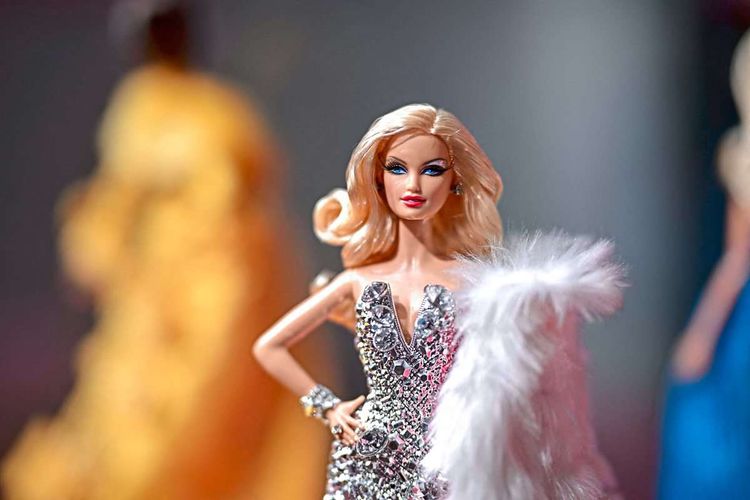 Käuferin klagt Mattel wegen "Wicked"-Puppen mit Link zu Pornowebsite ...