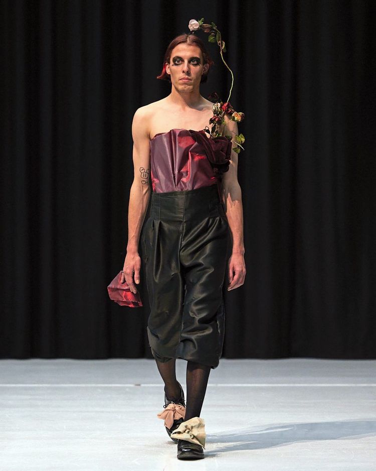 Modenschau Angewandte 2023: Letzte Show unter Grace Wales Bonner - Mode ...