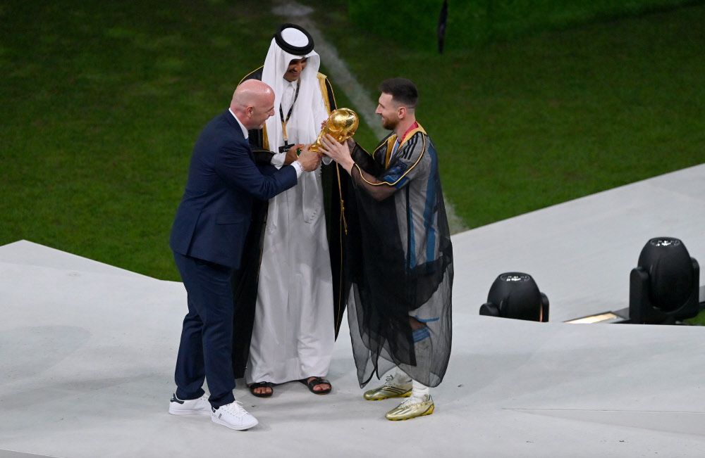 Der Bischt: Ein Mantel für Messi - WM 2022 in Katar - derStandard.at ...