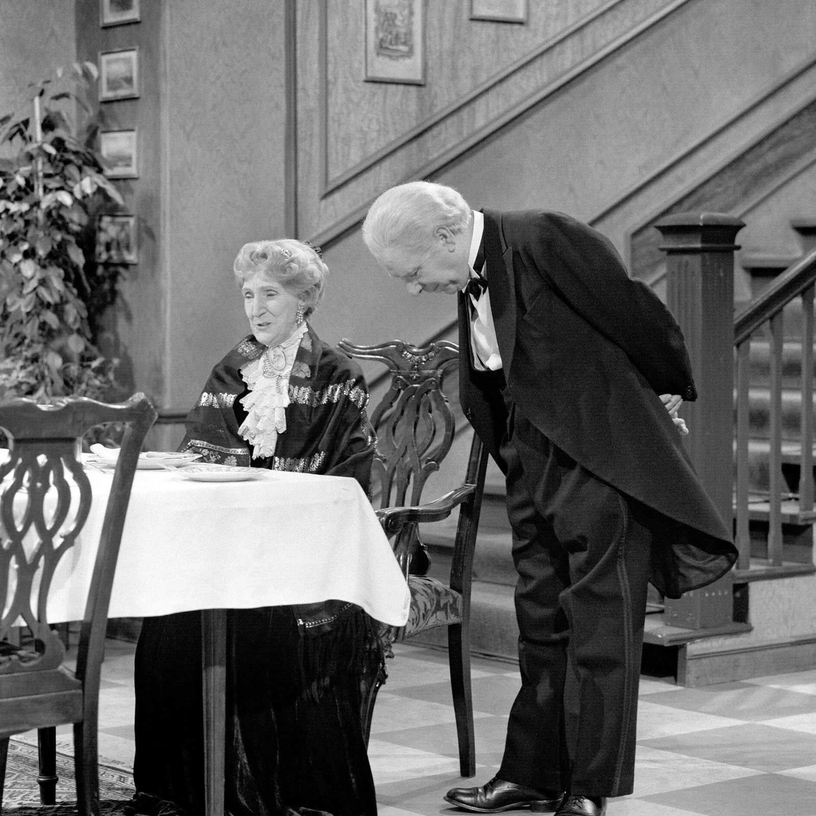 "Dinner for One" hat Geburtstag – Butler James bechert seit 1963 - Streaming & TV - derStandard ...