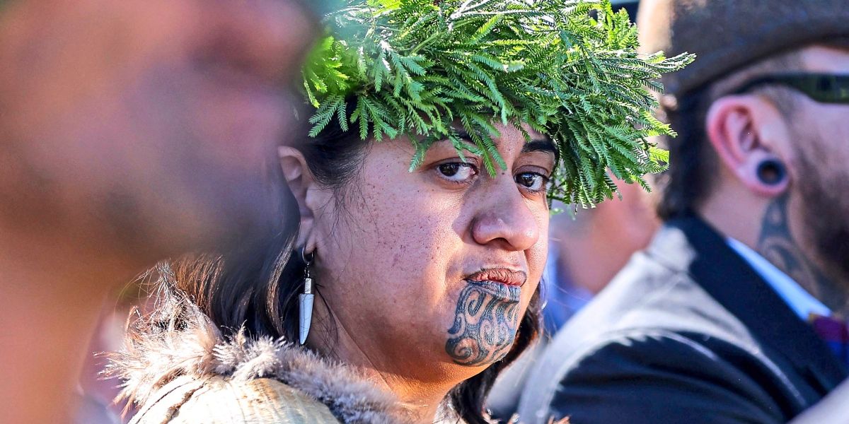 Neue Maori-Königin hält erste Rede nach dem Tod ihres Vaters ...