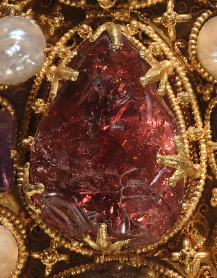 Mänade auf dem Kaiserkopf: Reichskrone wird eingehend untersucht ...