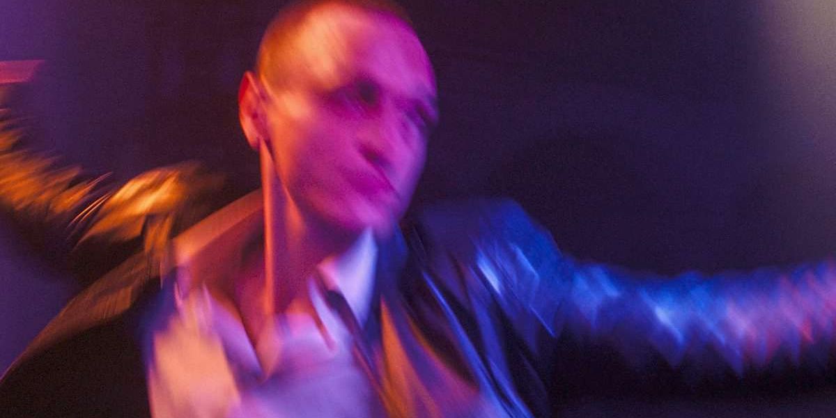 Das Drama "Disco Boy" ist eine hypnotische Reise in die Finsternis ...