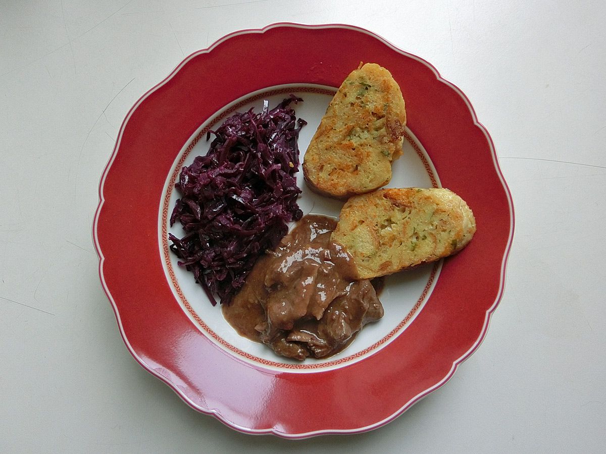 Rezept: Rehragout mit Rotkraut und Serviettenrolle - Hauptspeisen ...