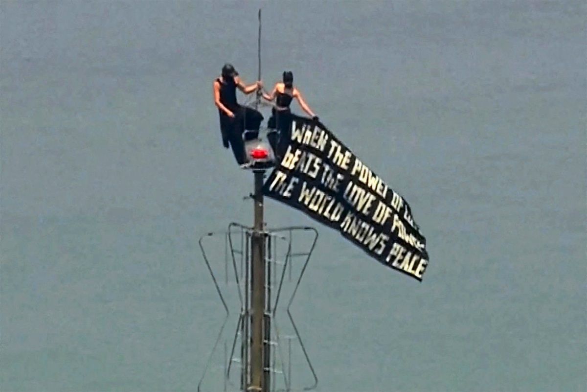 Paar klettert mit Friedensbotschaft auf Empire State Building - USA ...
