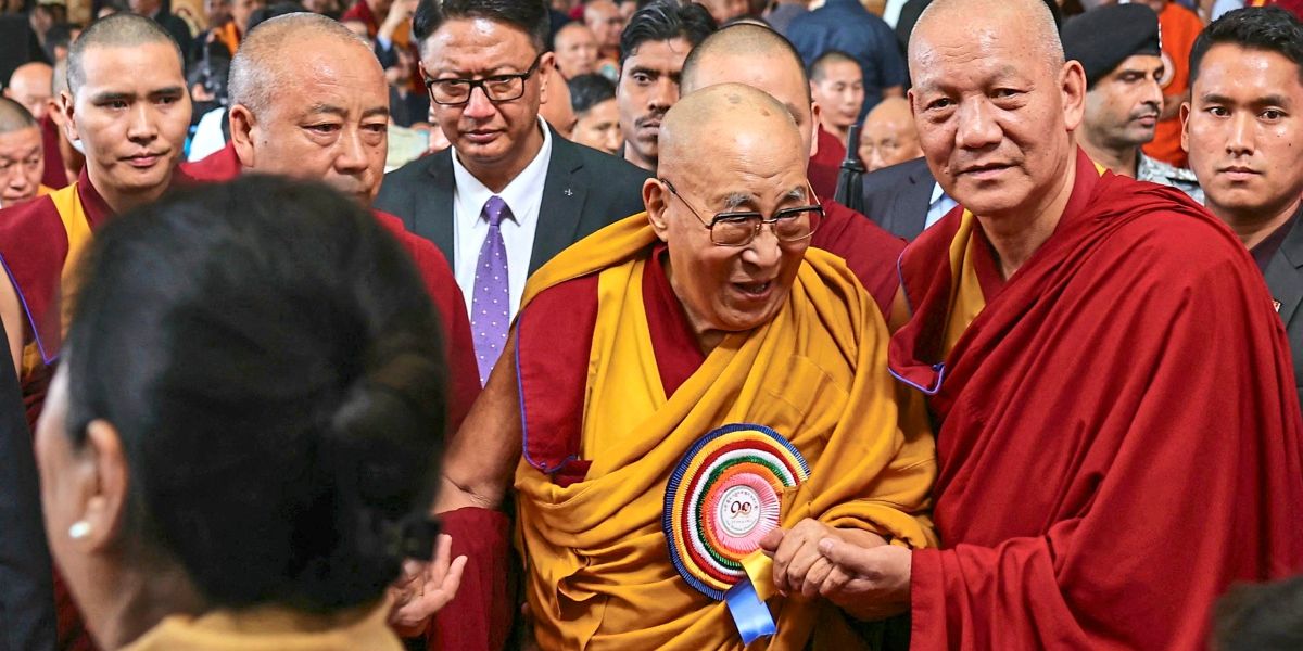 Der Dalai Lama soll per KI unsterblich werden - Indien - derStandard.at ...