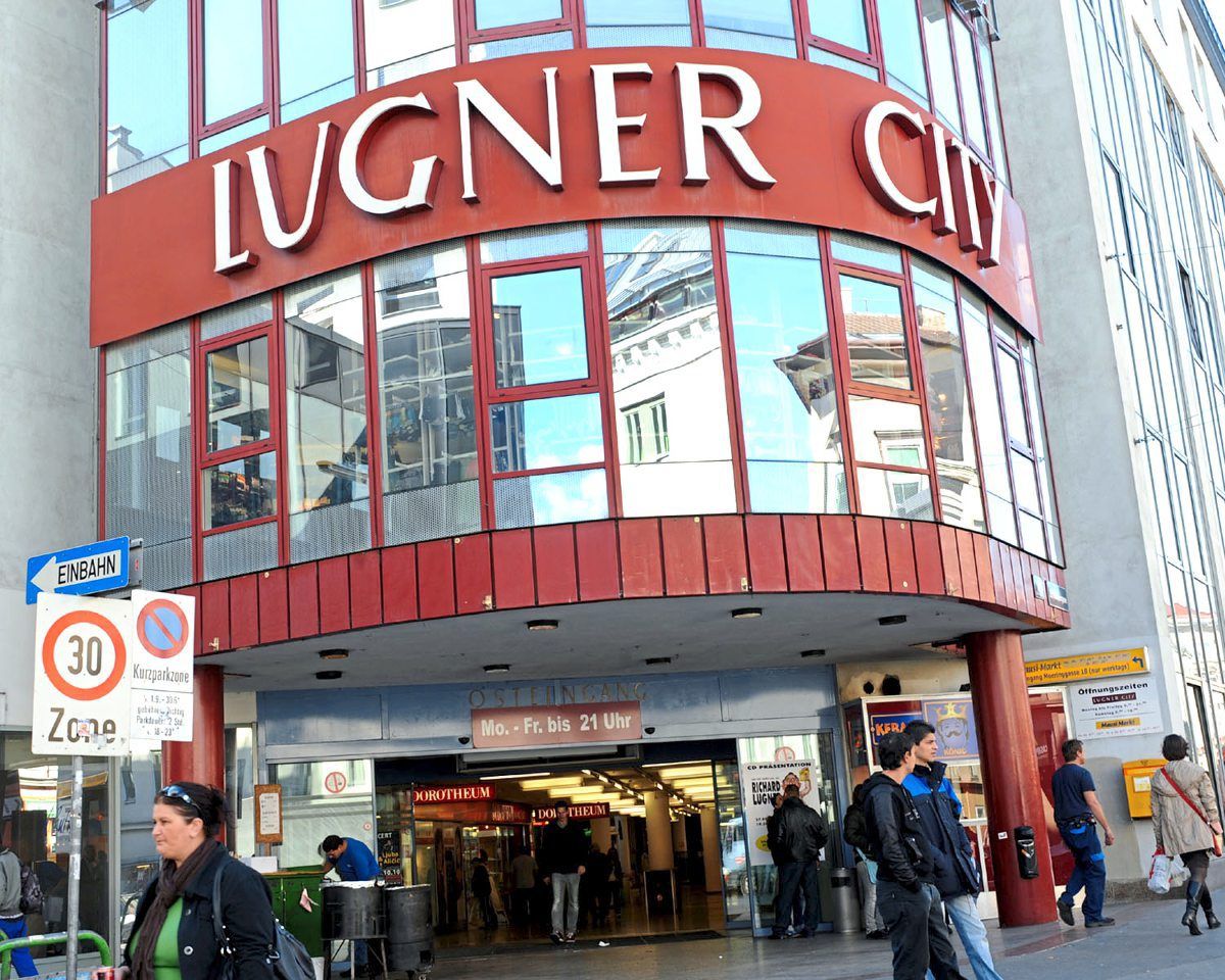 Schachingers "Daneben gehen": Krieg in der Lugner City - Kultur ...
