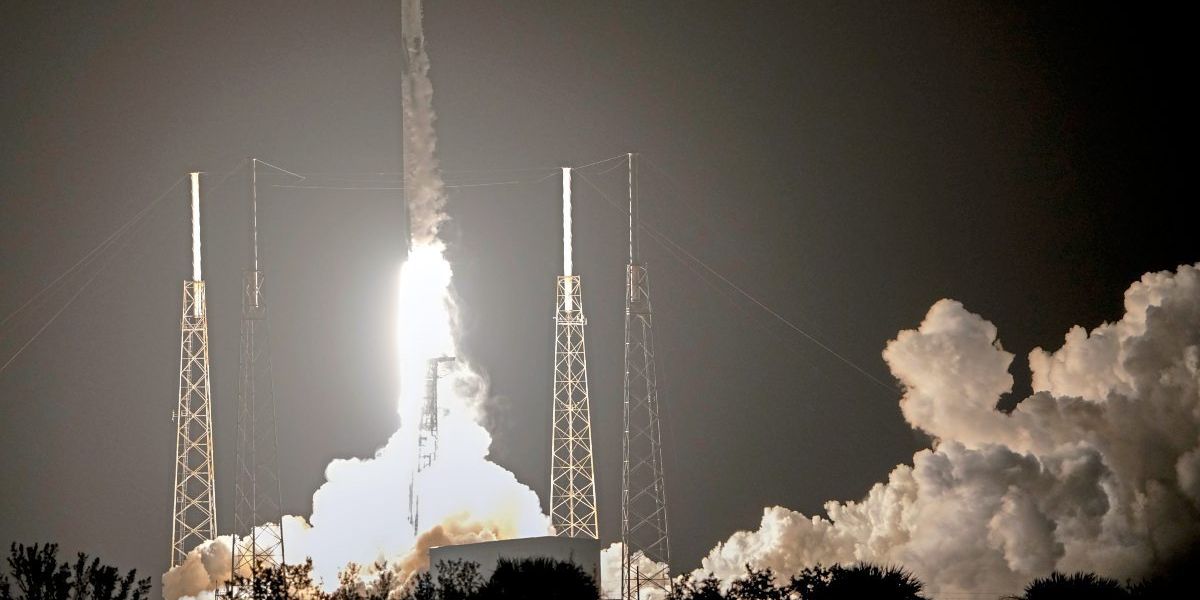 Rakete startet zu womöglich erster privater Mondmission - Weltraum ...