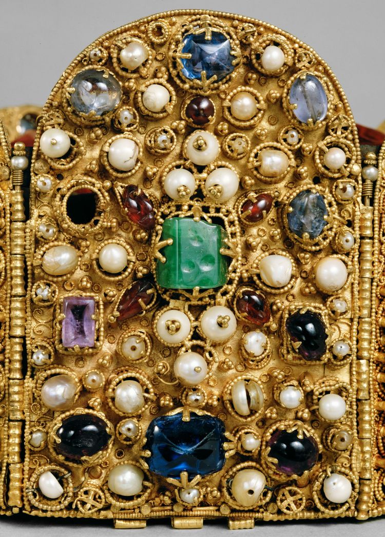 Mänade auf dem Kaiserkopf: Reichskrone wird eingehend untersucht ...