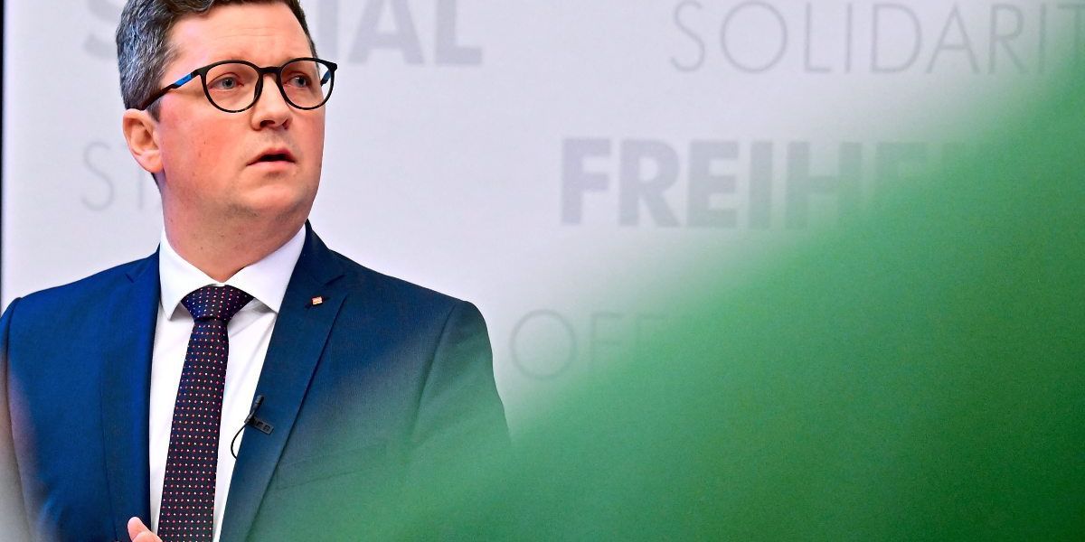 Michael Lindner, der grade Michl auf dem roten Schleudersitz in Linz ...