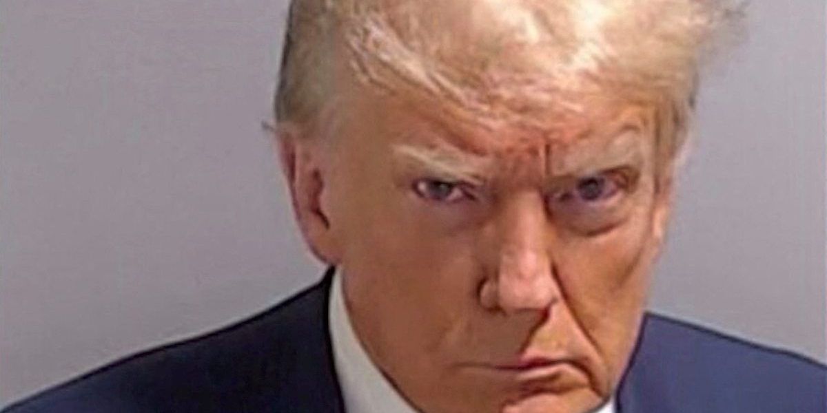 "Ein Marketing-Genie": Trump nutzt Polizeifoto für Wahlkampf - Video ...