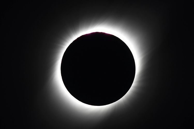 Australier bestaunen seltene Hybrid-Sonnenfinsternis - Weltraum ...