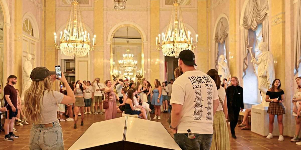 Swifties singen, besuchen Museen und fragen sich: Warum schweigt Taylor ...