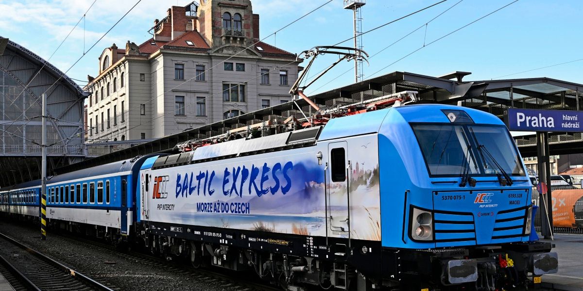 Der neue Baltic Express rollt gemächlich durch Tschechien und Polen an ...
