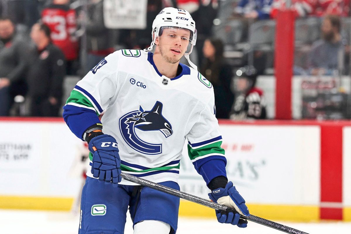Marco Rossi gewinnt bei Debüt für Vancouver Canucks - Eishockey ...