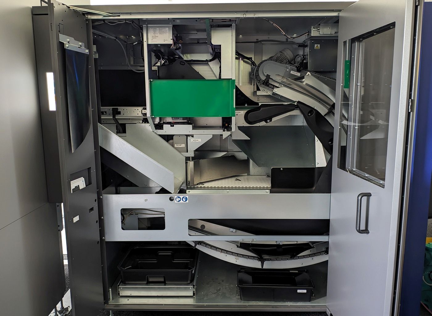 Tomra R2: Ein Blick ins Innere des "verfressenen" Pfandautomaten ...