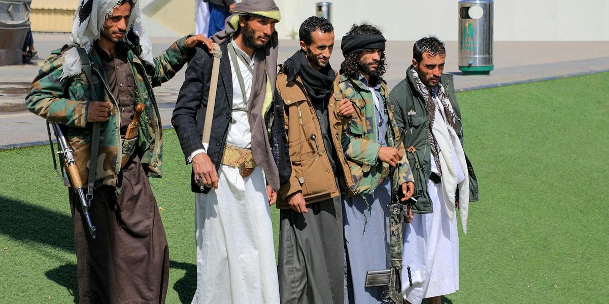 Huthi-Rebellen greifen weiteres US-Schiff an - Video - derStandard.at ...