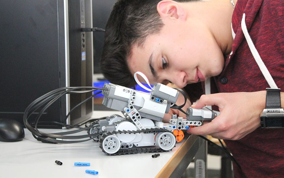 Schüler lernen Programmieren: "Das ist ja wie Computerspielen" - Schule ...