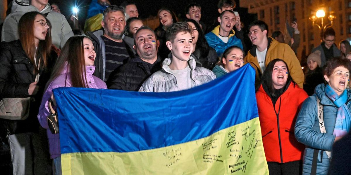 Über dem befreiten Cherson weht wieder die ukrainische Fahne - Ukraine ...