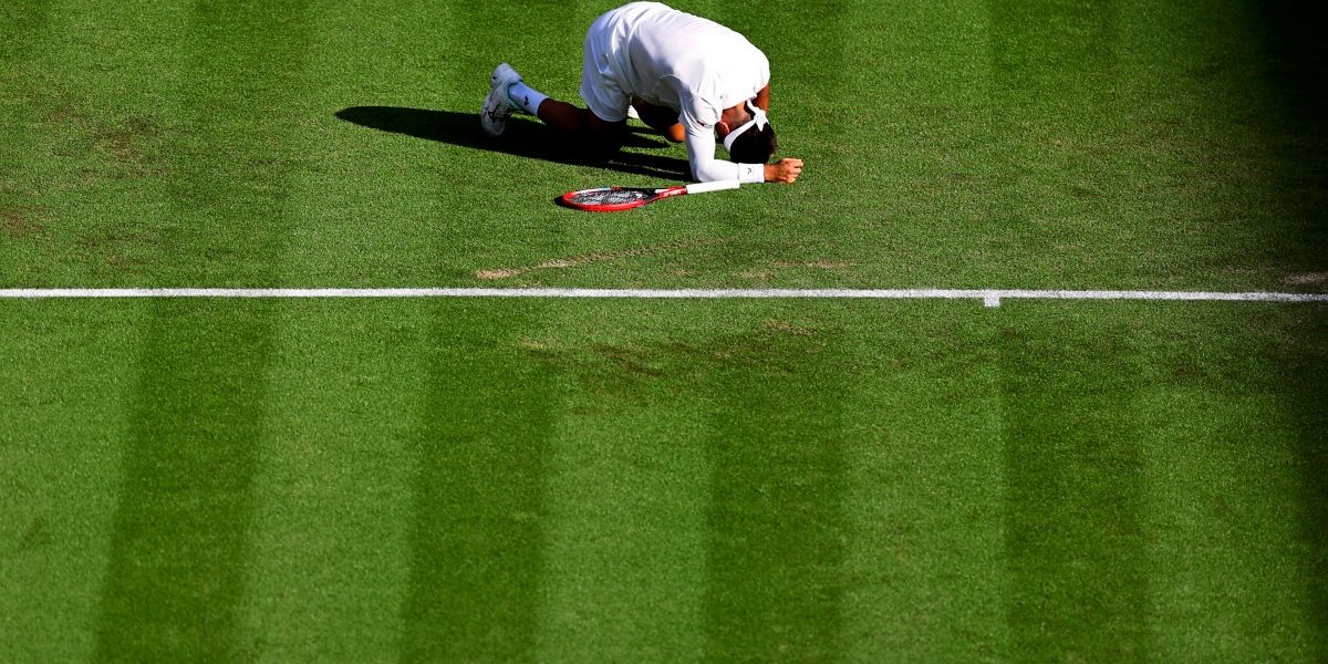 Wie ein Aufschlag in Wimbledon zum Knockout des Doppelpartners führte ...