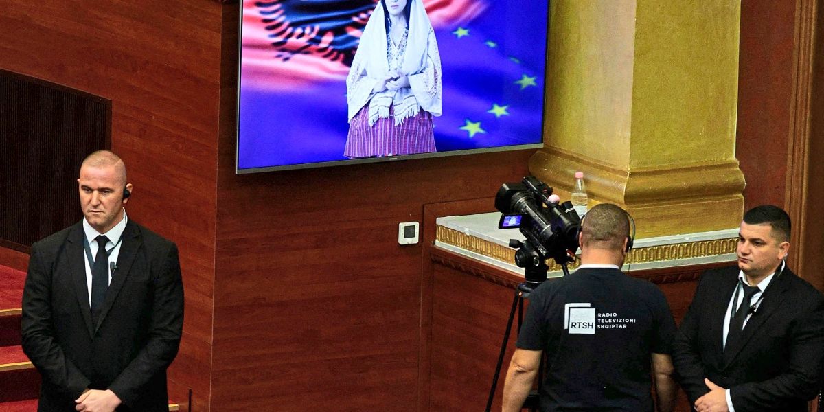 Der albanischen KI-Ministerin und ihren Schaffern wird der Prozess ...